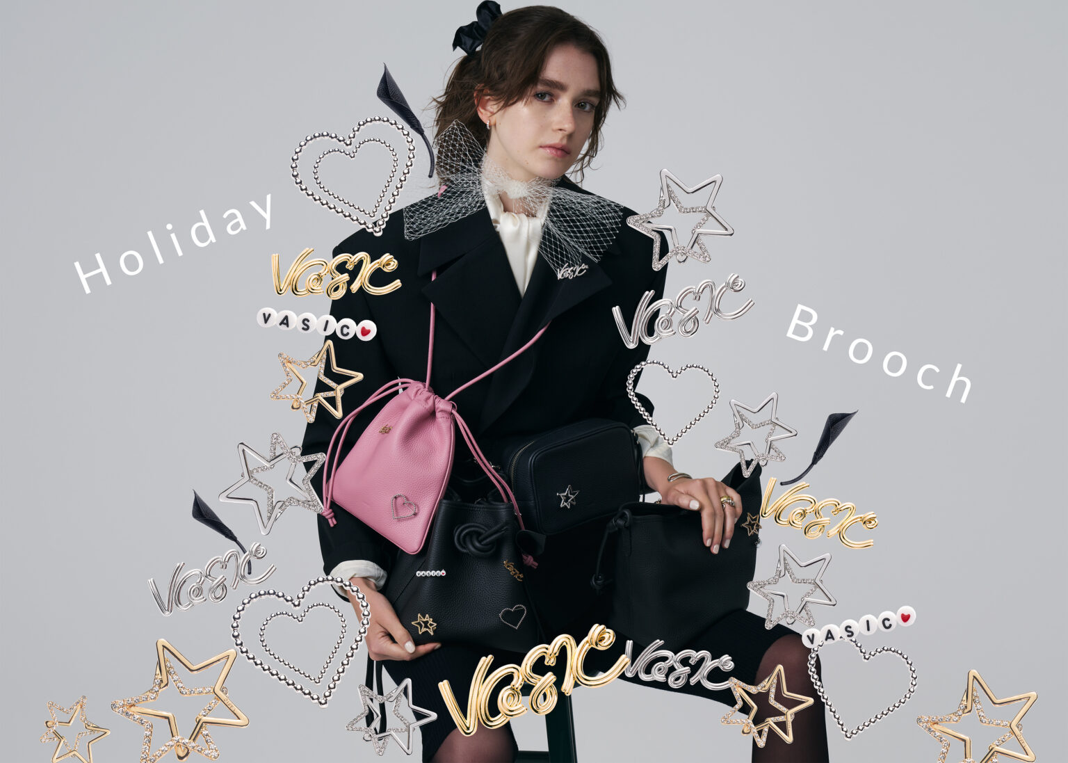 ホリデーシーズンのワクワクを特別仕様のバッグで。「VASIC」のホリデーコレクションはブローチでカスタム！｜最新トピックス｜AMARC